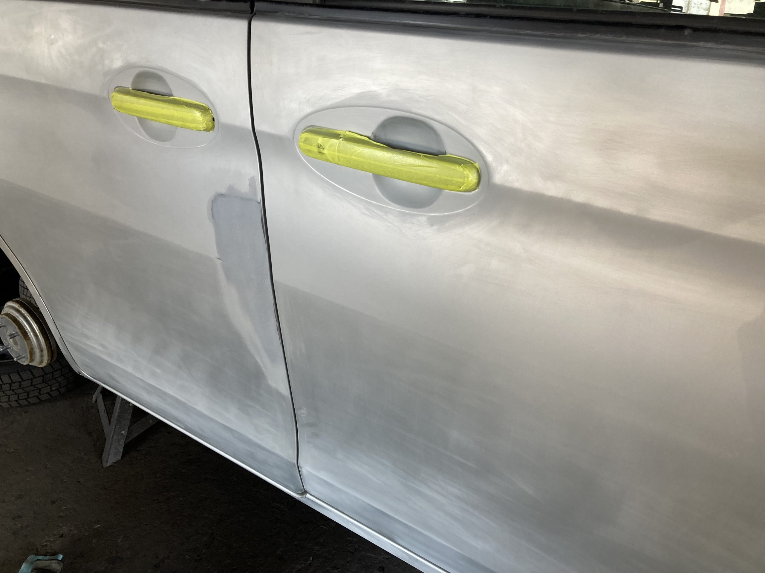 パーツを外さず塗装をするのは大変だ。 | UKstyle